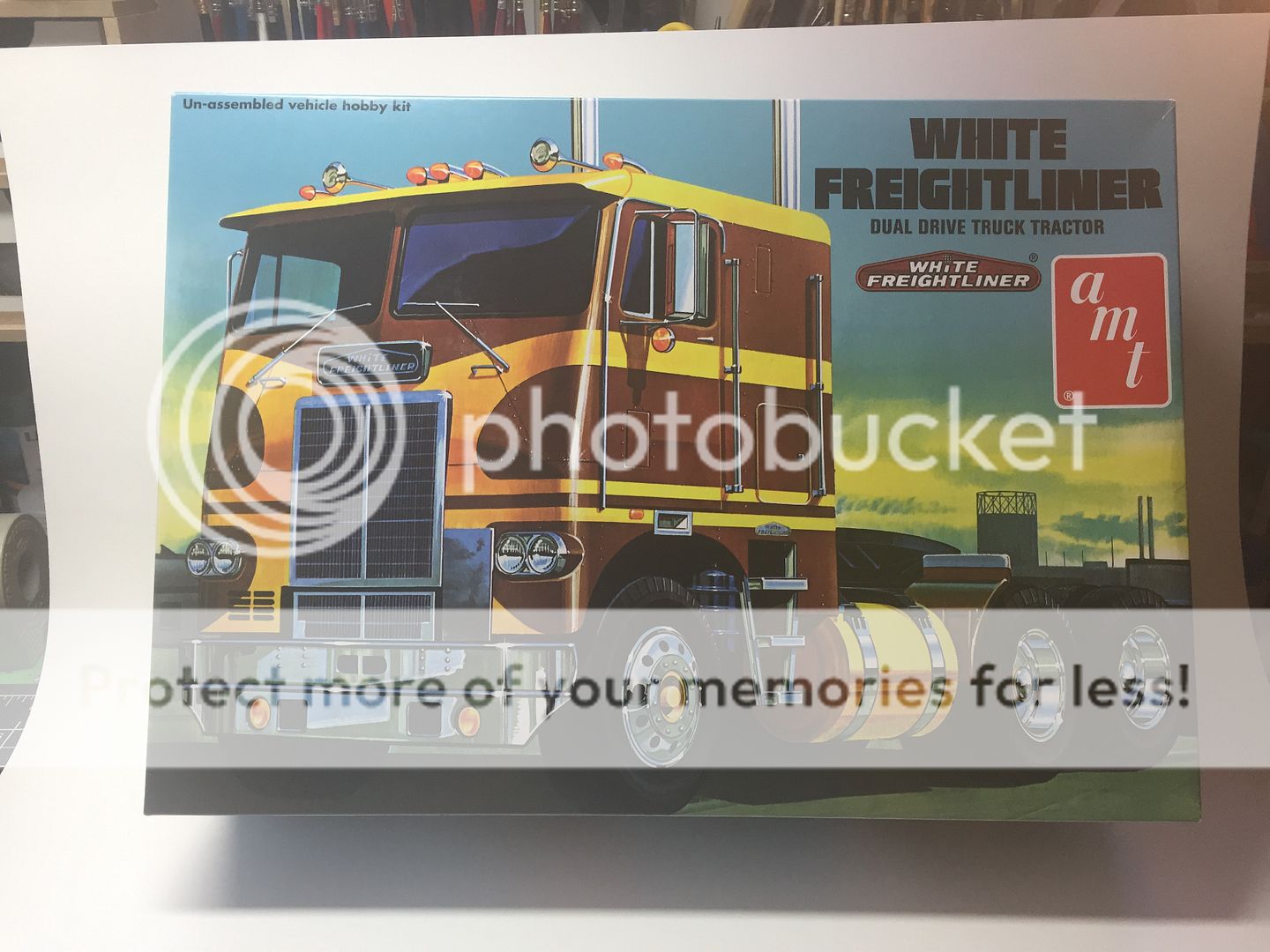 1/25 AMT White freightliner - International Scale Modeller
